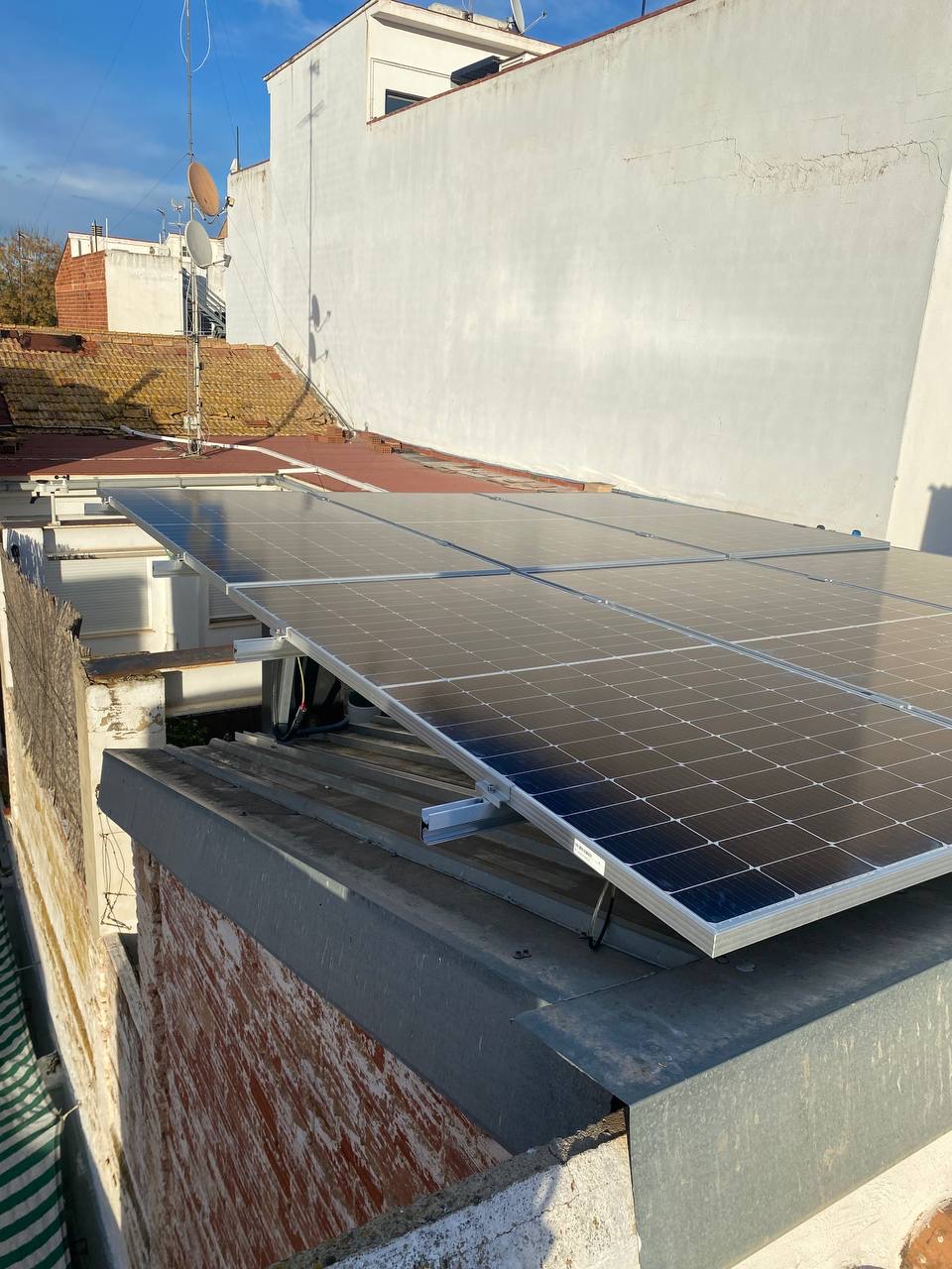 Instalación fotovoltaica en casco antiguo - ASM Sostenibilidad y Eficiencia