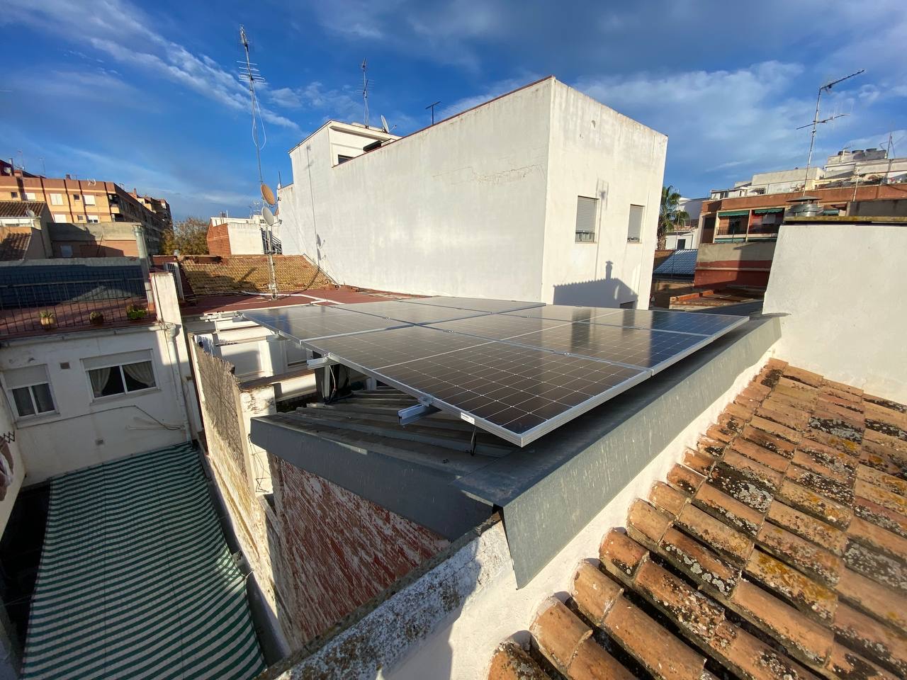 Instalación fotovoltaica en casco antiguo - ASM Sostenibilidad y Eficiencia